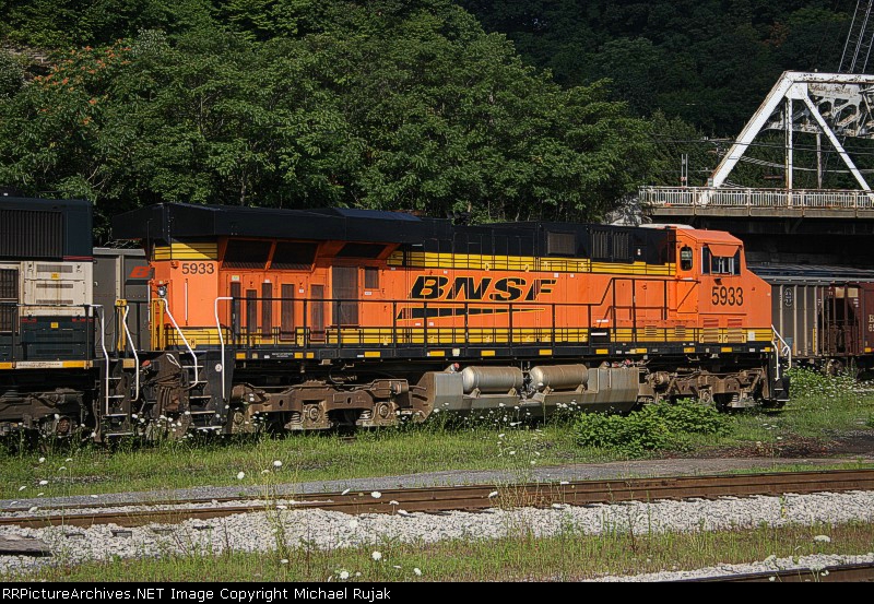 BNSF 5933